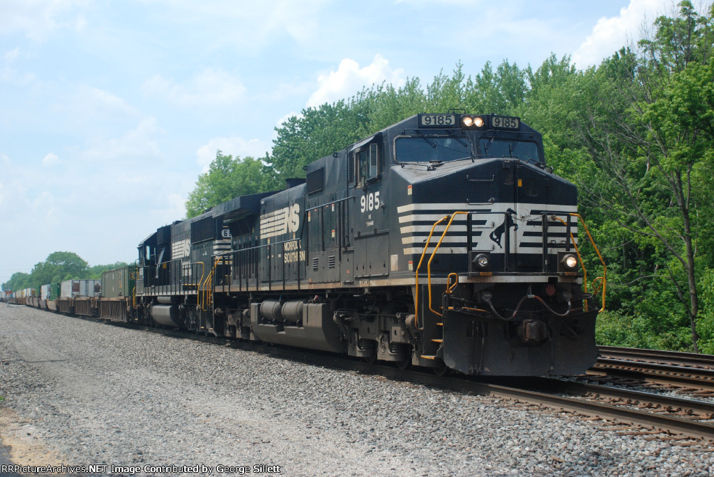 NS 9185 takes an intermodel east.